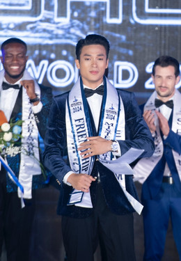 Der 1,88 m große Lehrer Hung Nguyen brach in Tränen aus, nachdem er zum Welttourismuskönig 2025 ...